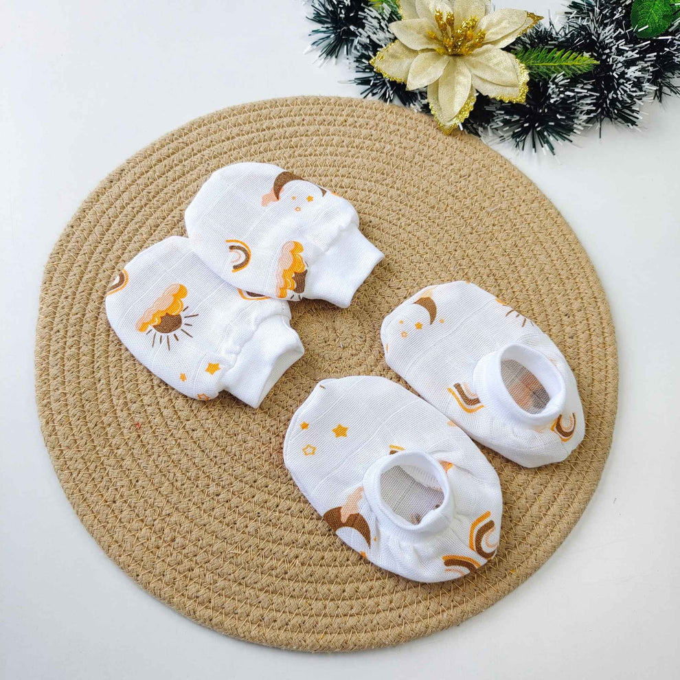 Muslin Mittens Booties Set – Moon stars – Pikaboo Kidz